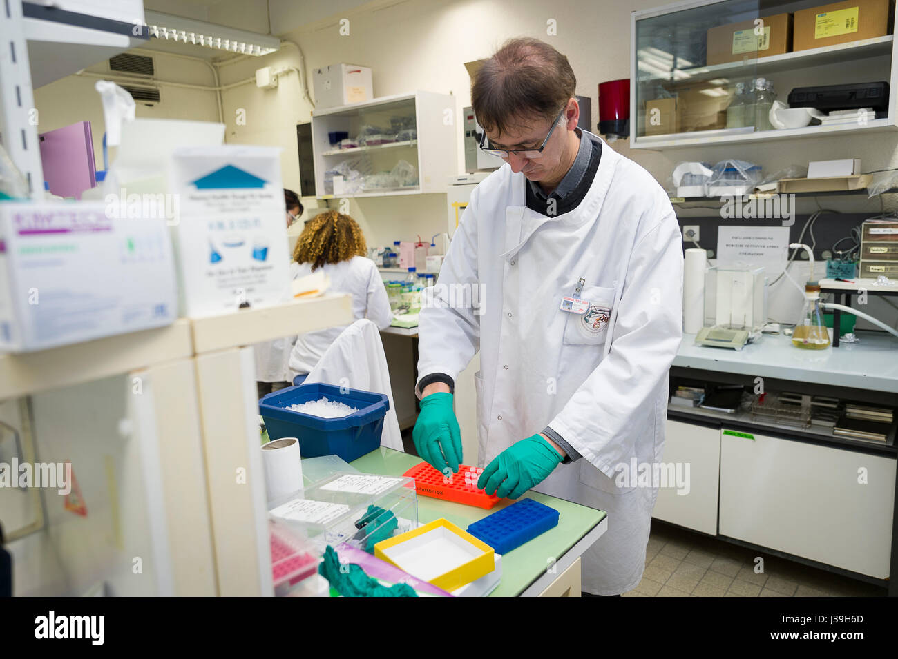 Analytical research lab sample hi-res stock photography and images - Alamy