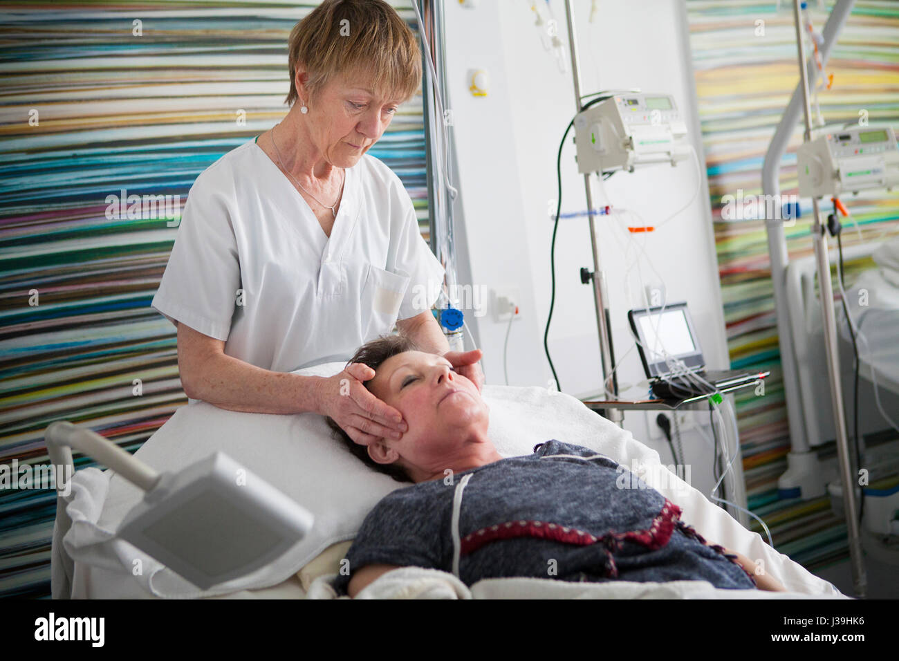 Heads touching touch hi-res stock photography and images - Alamy