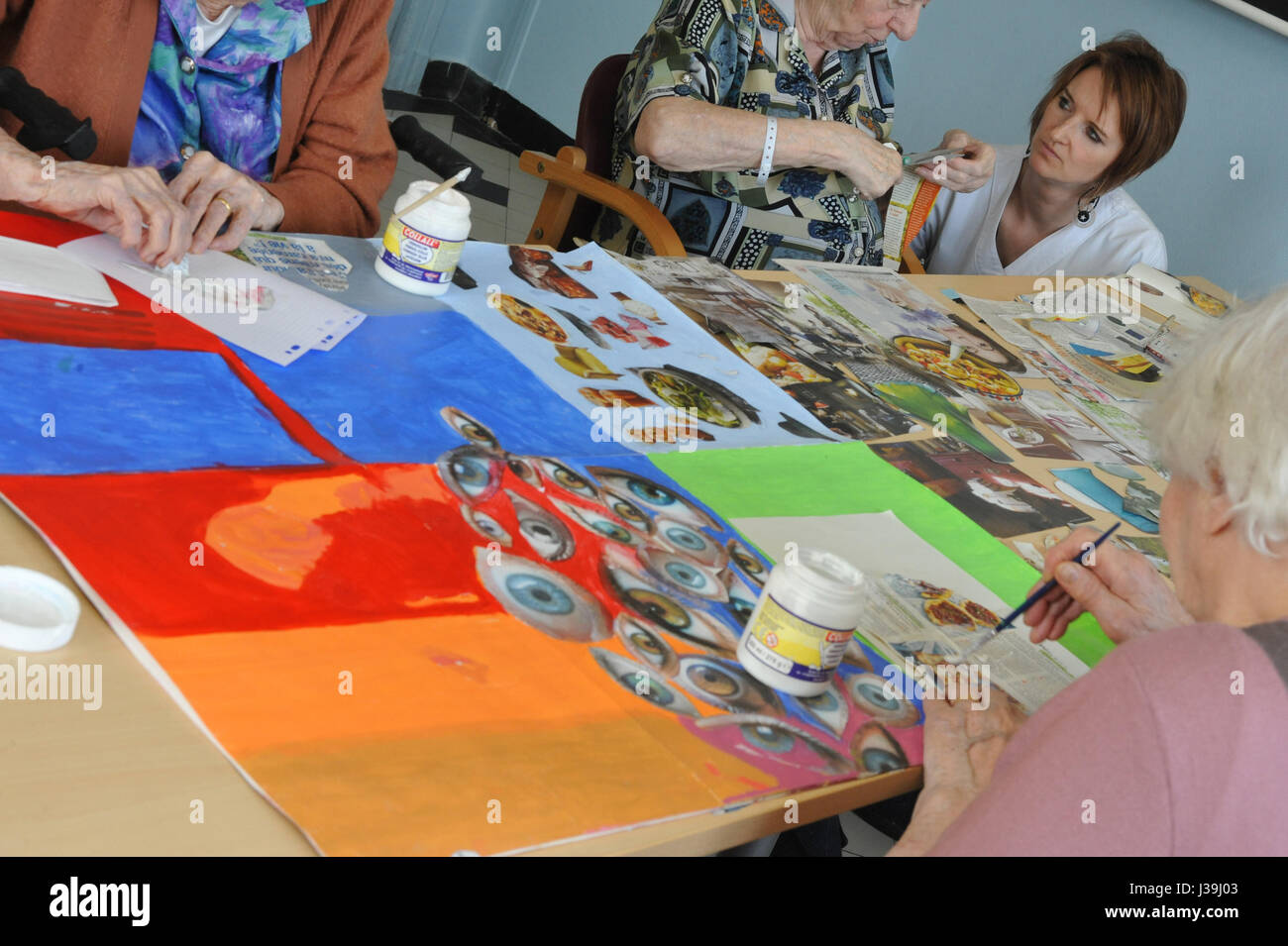 Therapy group and older adults hi-res stock photography and images - Alamy