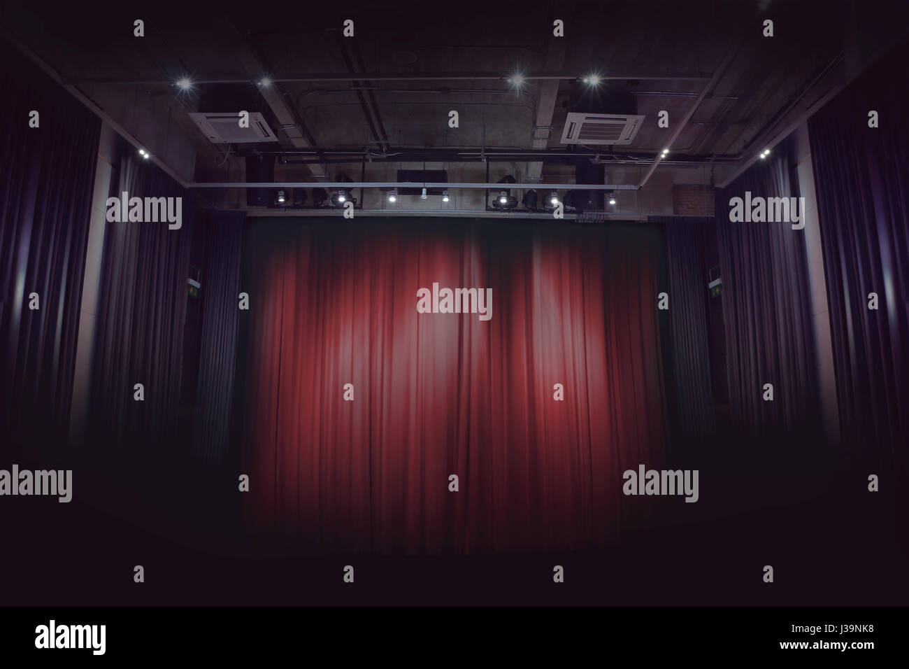Red stage curtain hi-res stock photography and images - Alamy