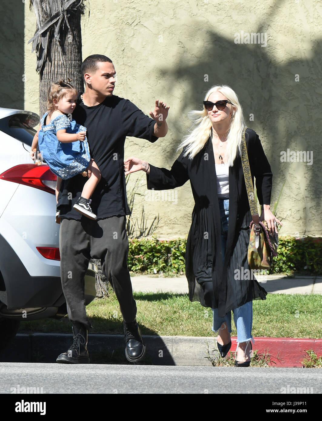 Ashlee Simpson and Evan Ross cross Ventura Boulevard with their ...