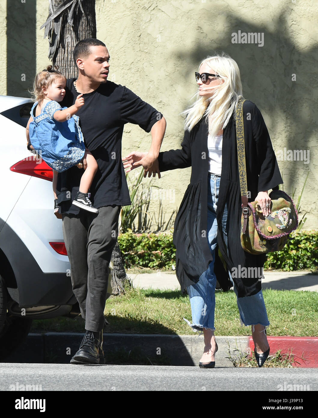Ashlee Simpson and Evan Ross cross Ventura Boulevard with their ...