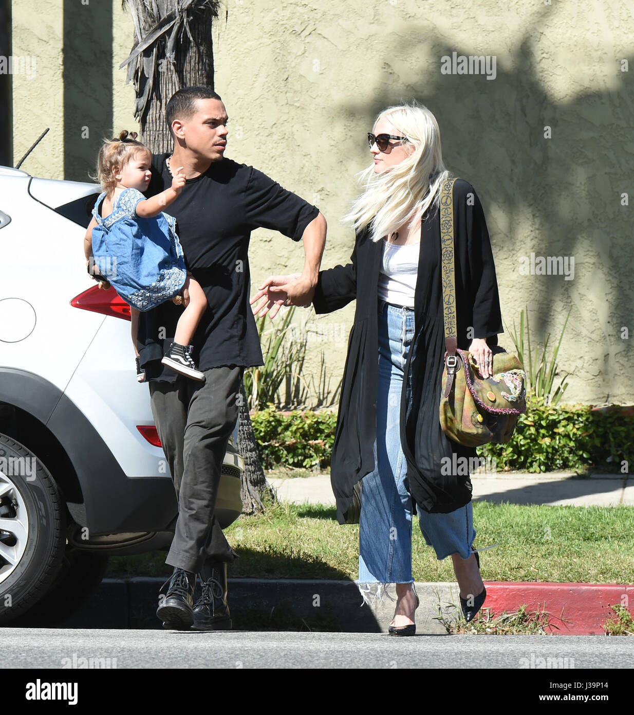 Ashlee Simpson and Evan Ross cross Ventura Boulevard with their ...