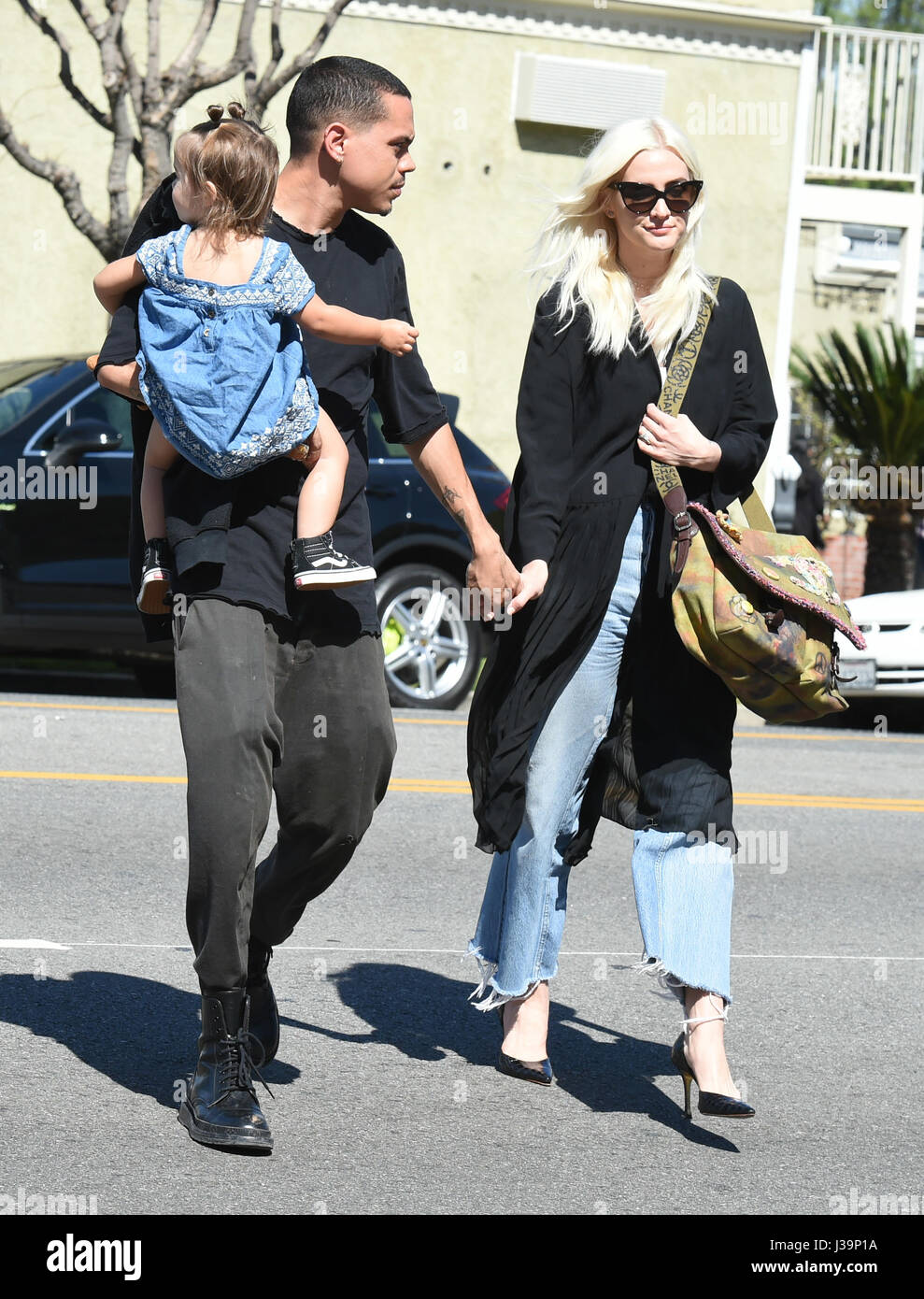 Ashlee Simpson and Evan Ross cross Ventura Boulevard with their ...