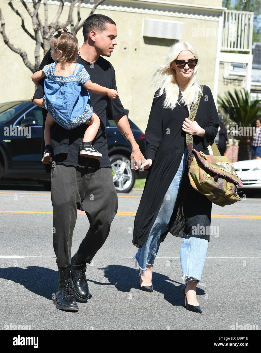 Ashlee Simpson and Evan Ross cross Ventura Boulevard with their ...