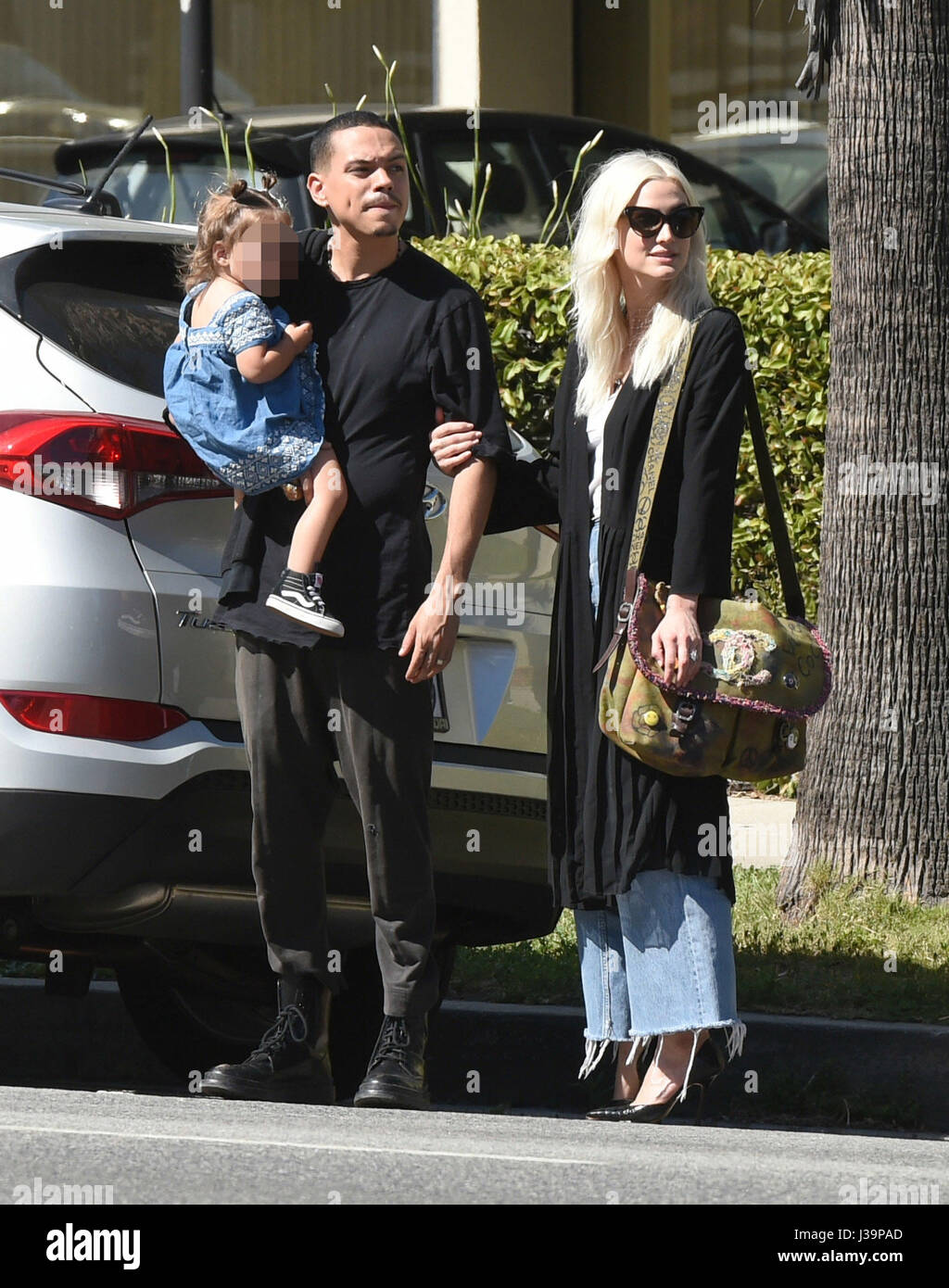 Ashlee Simpson and Evan Ross cross Ventura Boulevard with their ...