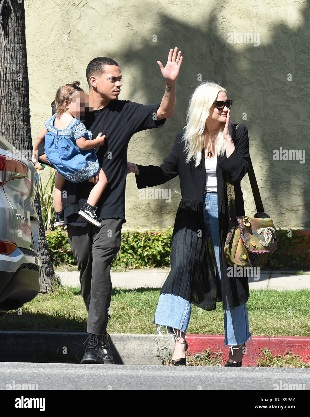 Ashlee Simpson and Evan Ross cross Ventura Boulevard with their ...