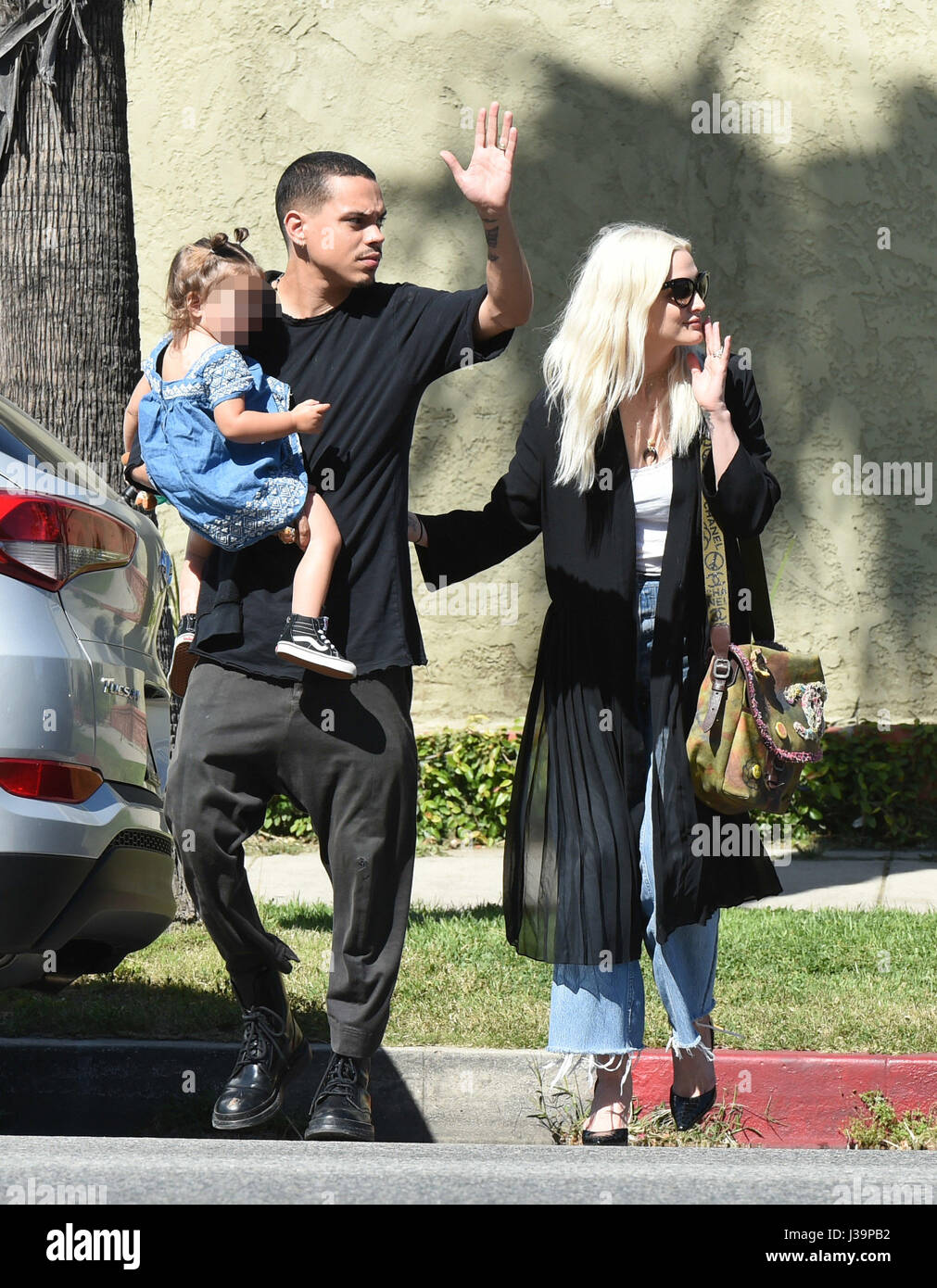 Ashlee Simpson and Evan Ross cross Ventura Boulevard with their ...