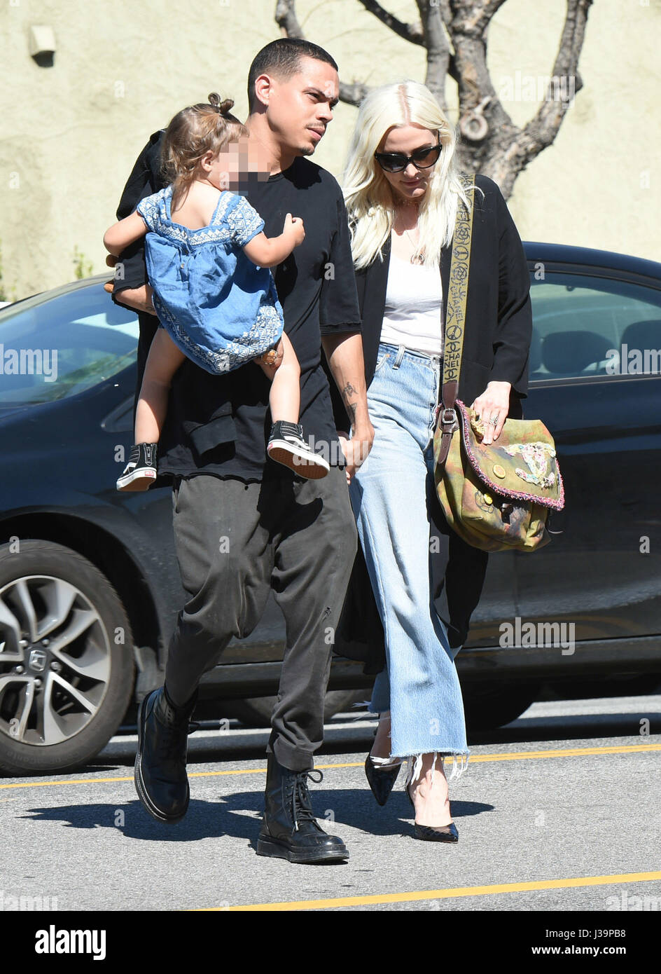 Ashlee Simpson and Evan Ross cross Ventura Boulevard with their ...