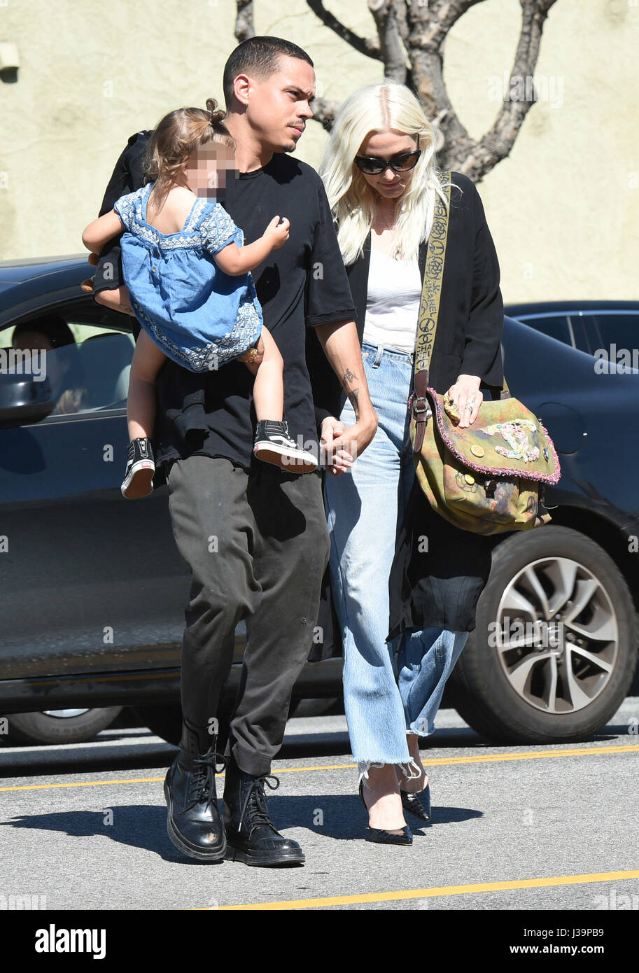 Ashlee Simpson and Evan Ross cross Ventura Boulevard with their ...