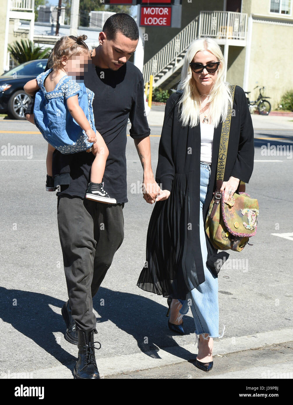 Ashlee Simpson and Evan Ross cross Ventura Boulevard with their ...