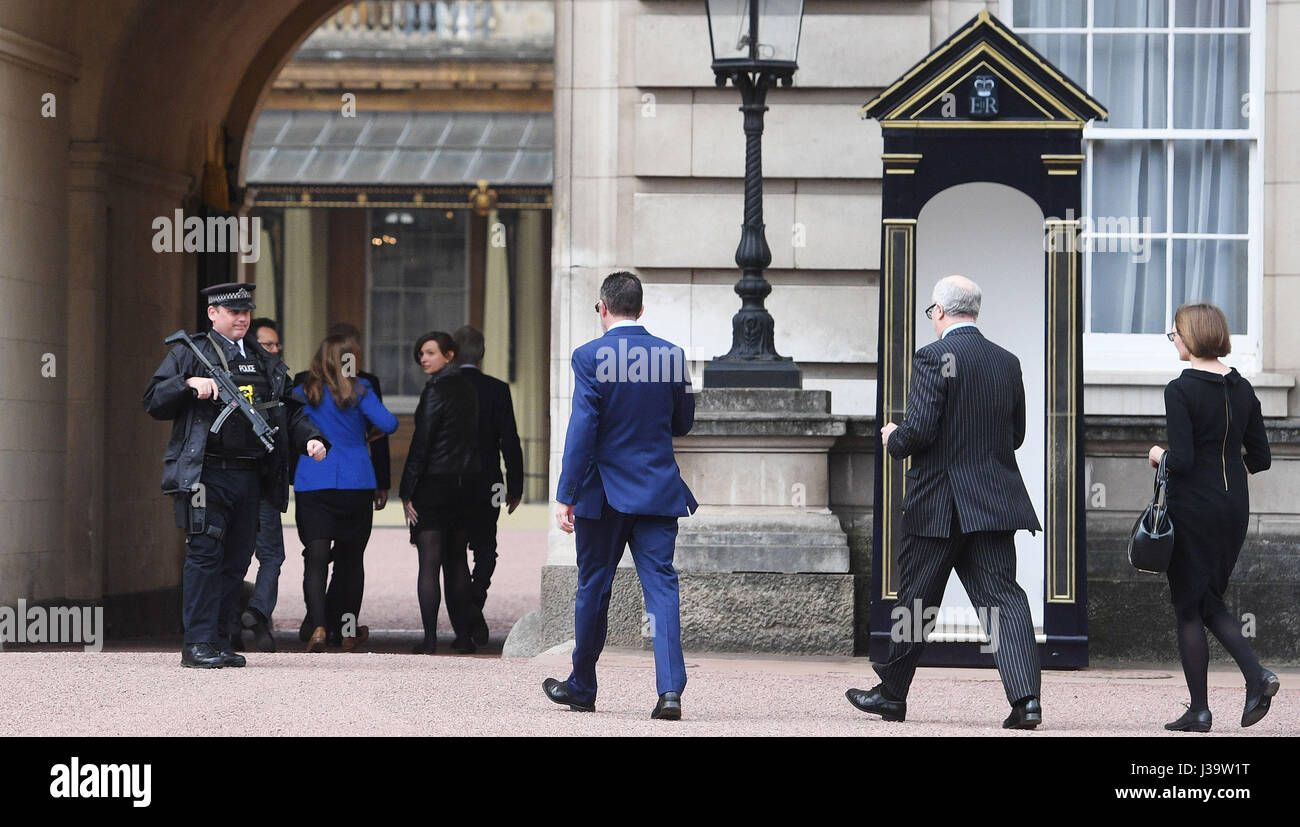 Staff arriving buckingham palace hi-res stock photography and images ...