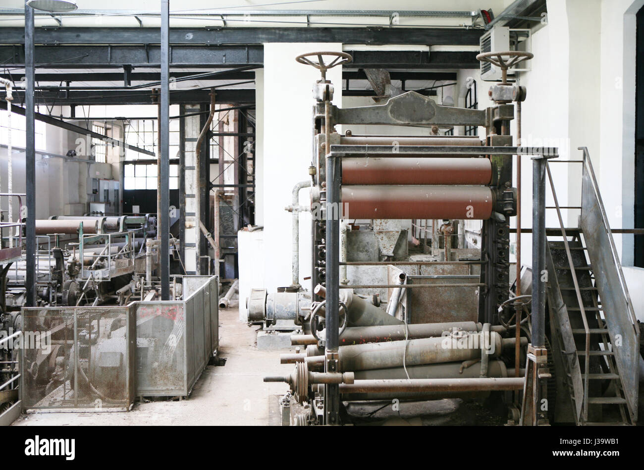 Old run down industrial plant machinery with cogs and gear wheels Stock ...