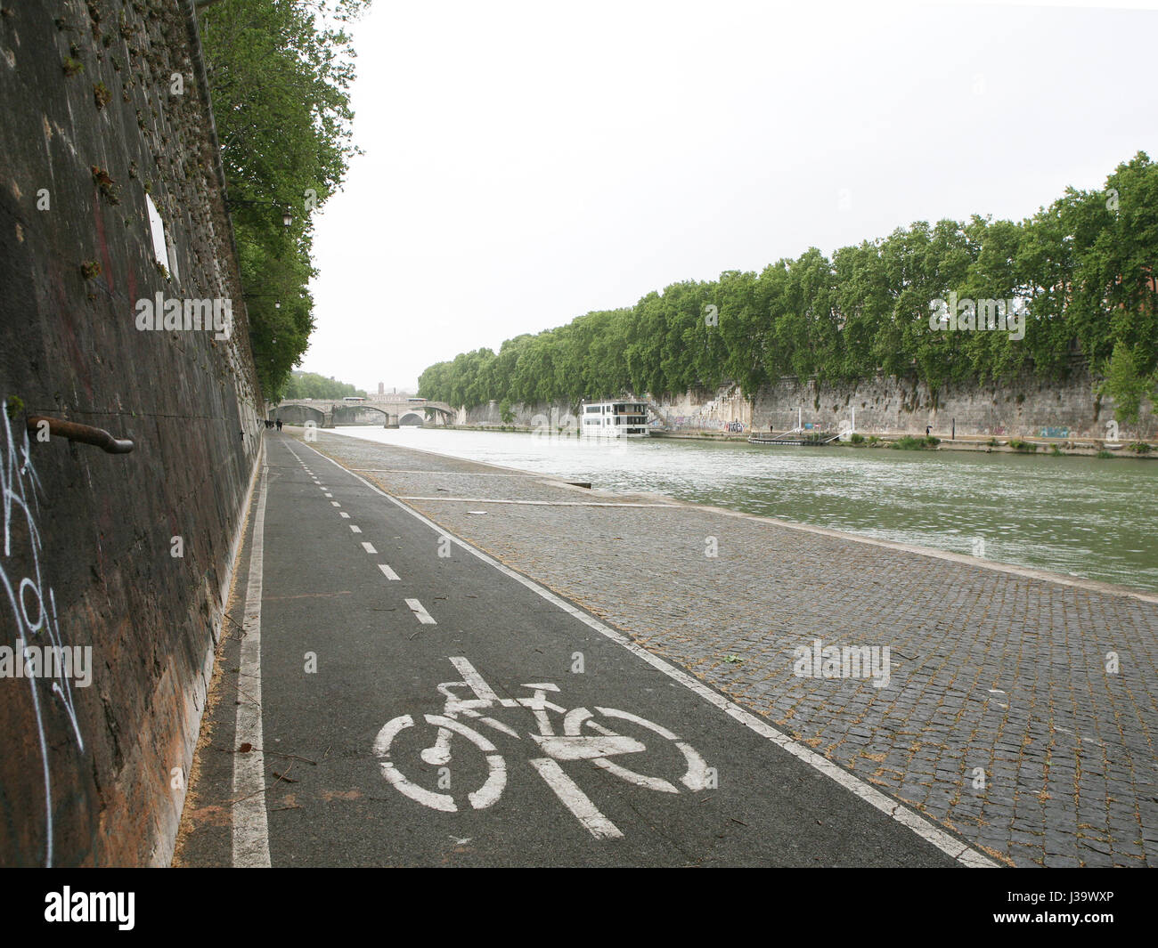The bike lane down the river Tiber, Rome, Italy Stock Photo - Alamy