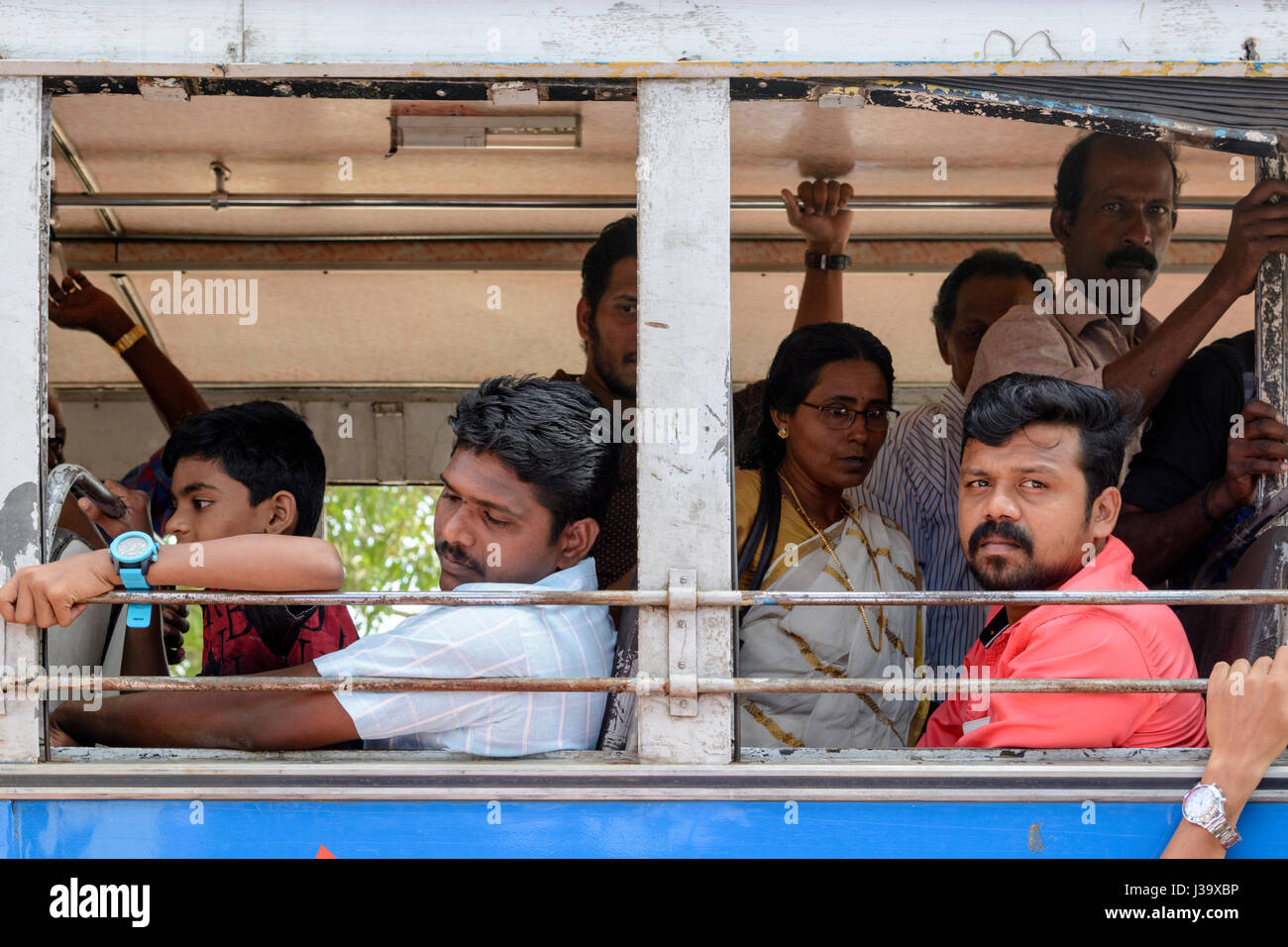 India bus stop hi-res stock photography and images - Alamy