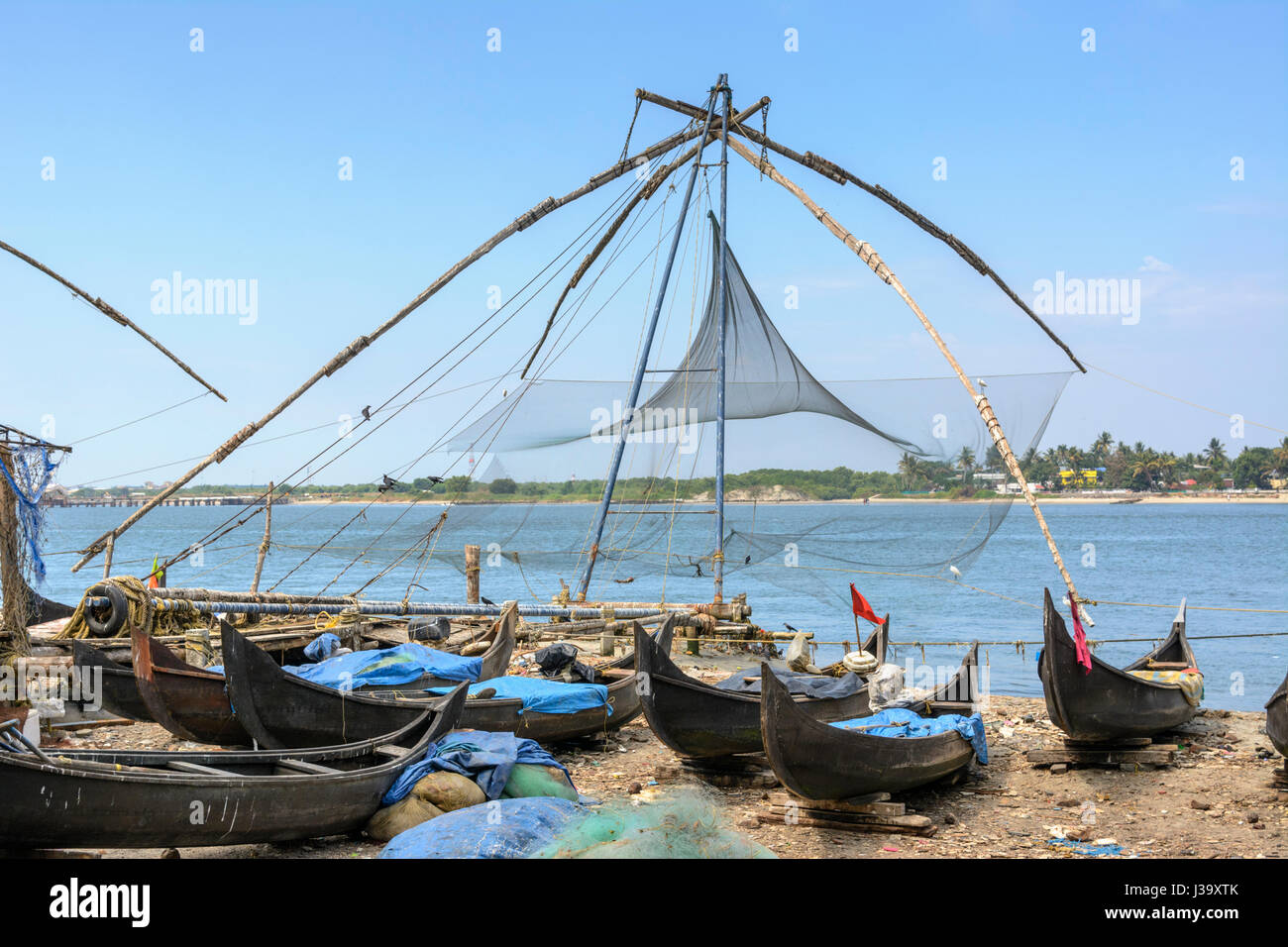 Traditional Chinese fishing nets in Kochi (Cochin), Kerala, South India ...