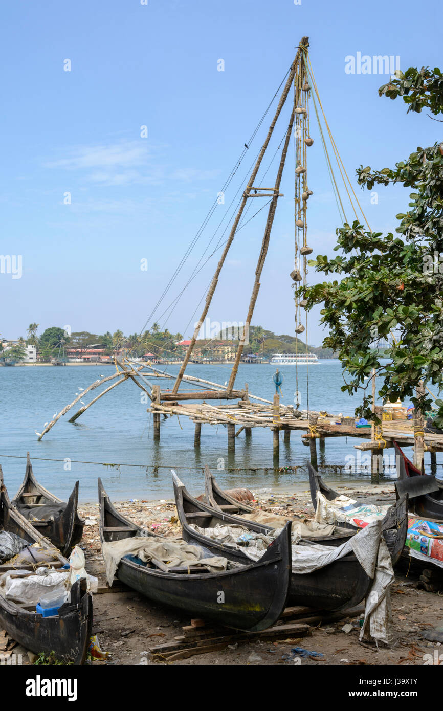 Traditional Chinese fishing nets in Kochi (Cochin), Kerala, South India ...