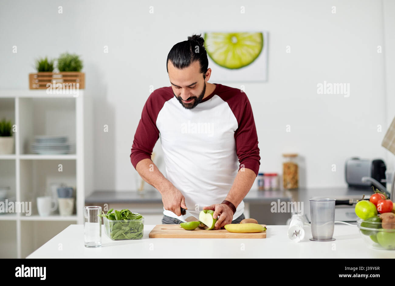 man with blender and fruit cooking at home kitchen Stock Photo - Alamy