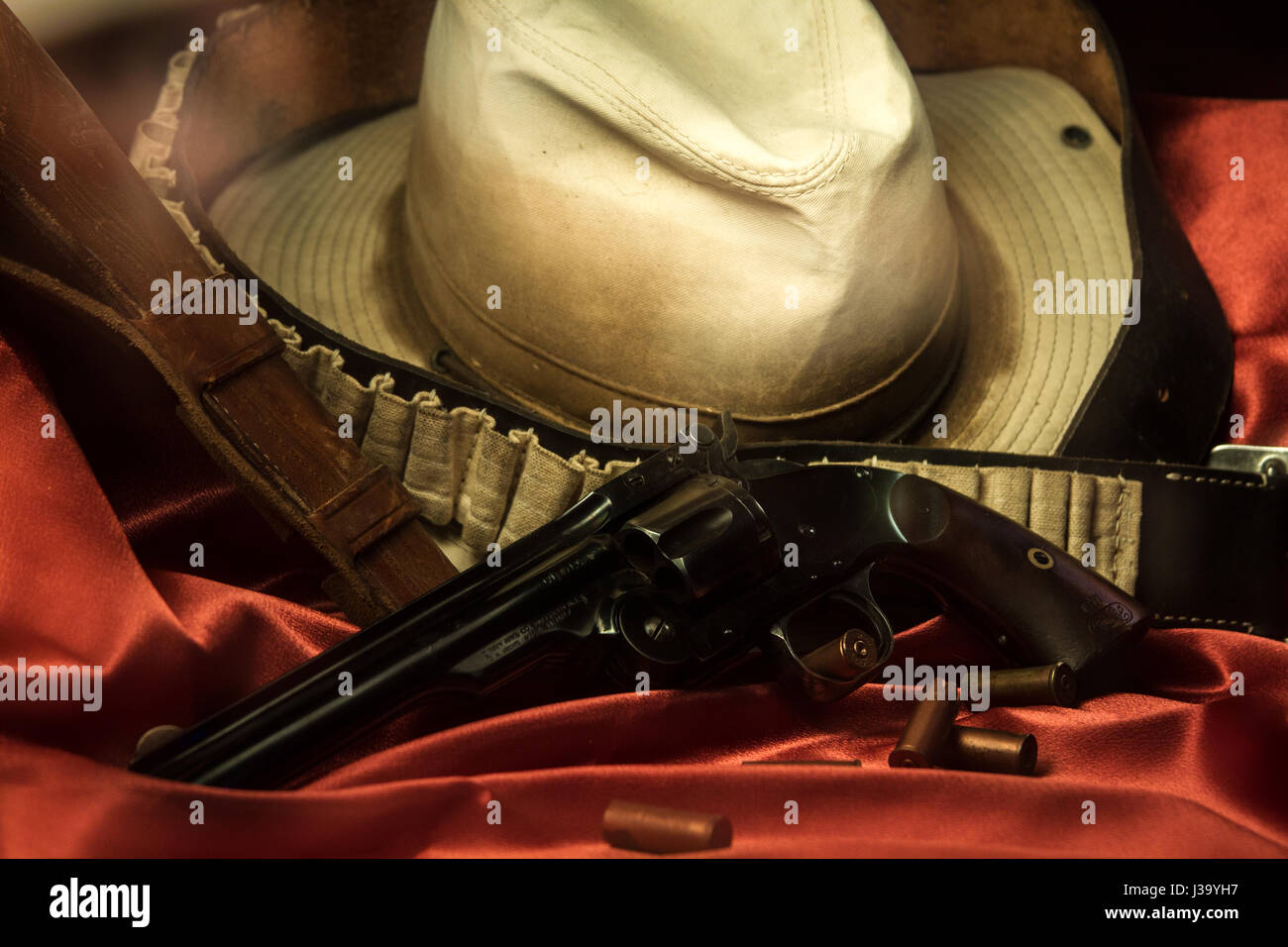 Western theme, 45 six gun and western cowboy hat Stock Photo - Alamy