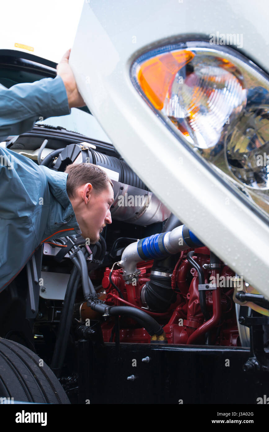 Big rig truck hood hi-res stock photography and images - Alamy
