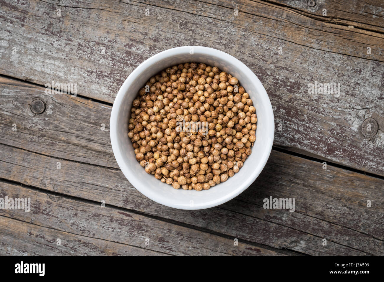 Dry coriander in white bowl Stock Photo - Alamy