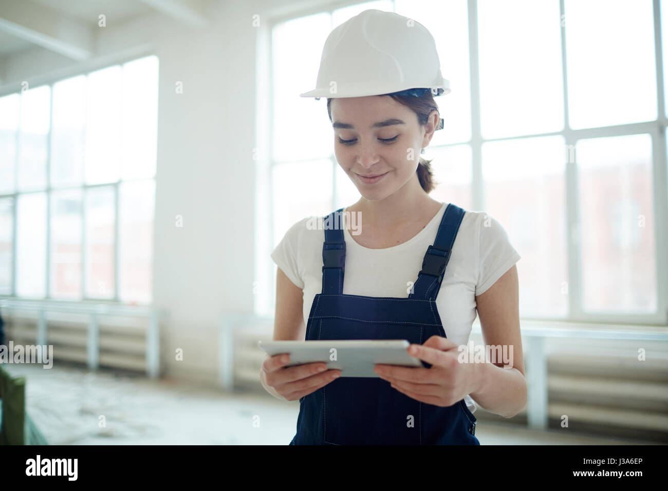 Female Construction Worker Using Tablet Stock Photo - Alamy
