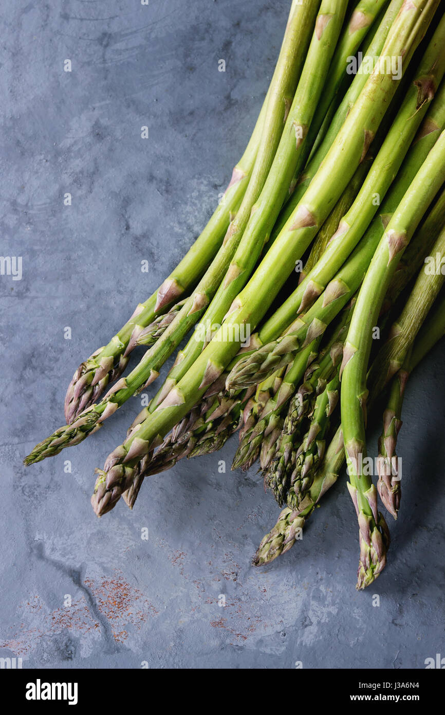 Bundle of young green asparagus Stock Photo - Alamy