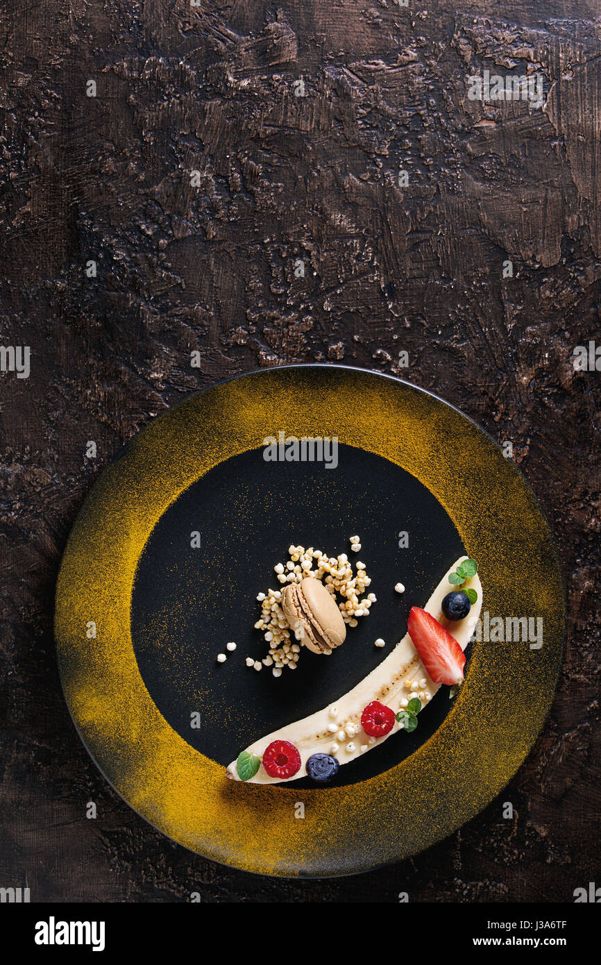 Plating dessert banana Stock Photo - Alamy