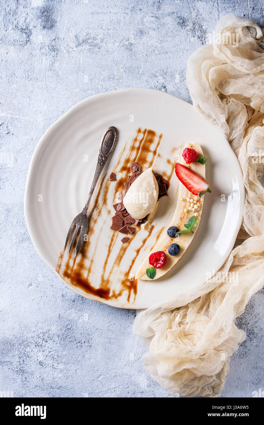 Plating dessert banana Stock Photo - Alamy