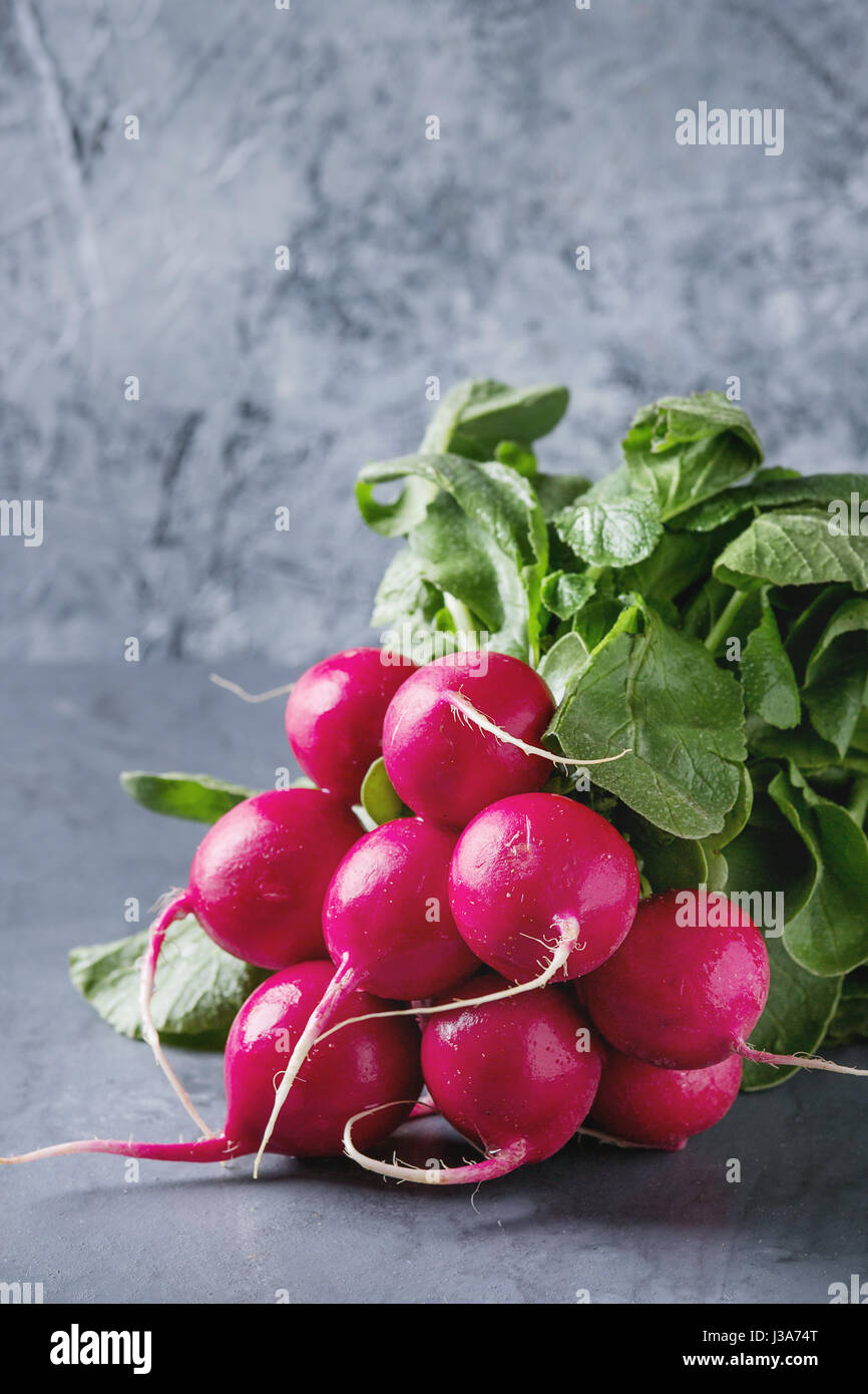 Fresh radish bundle Stock Photo - Alamy