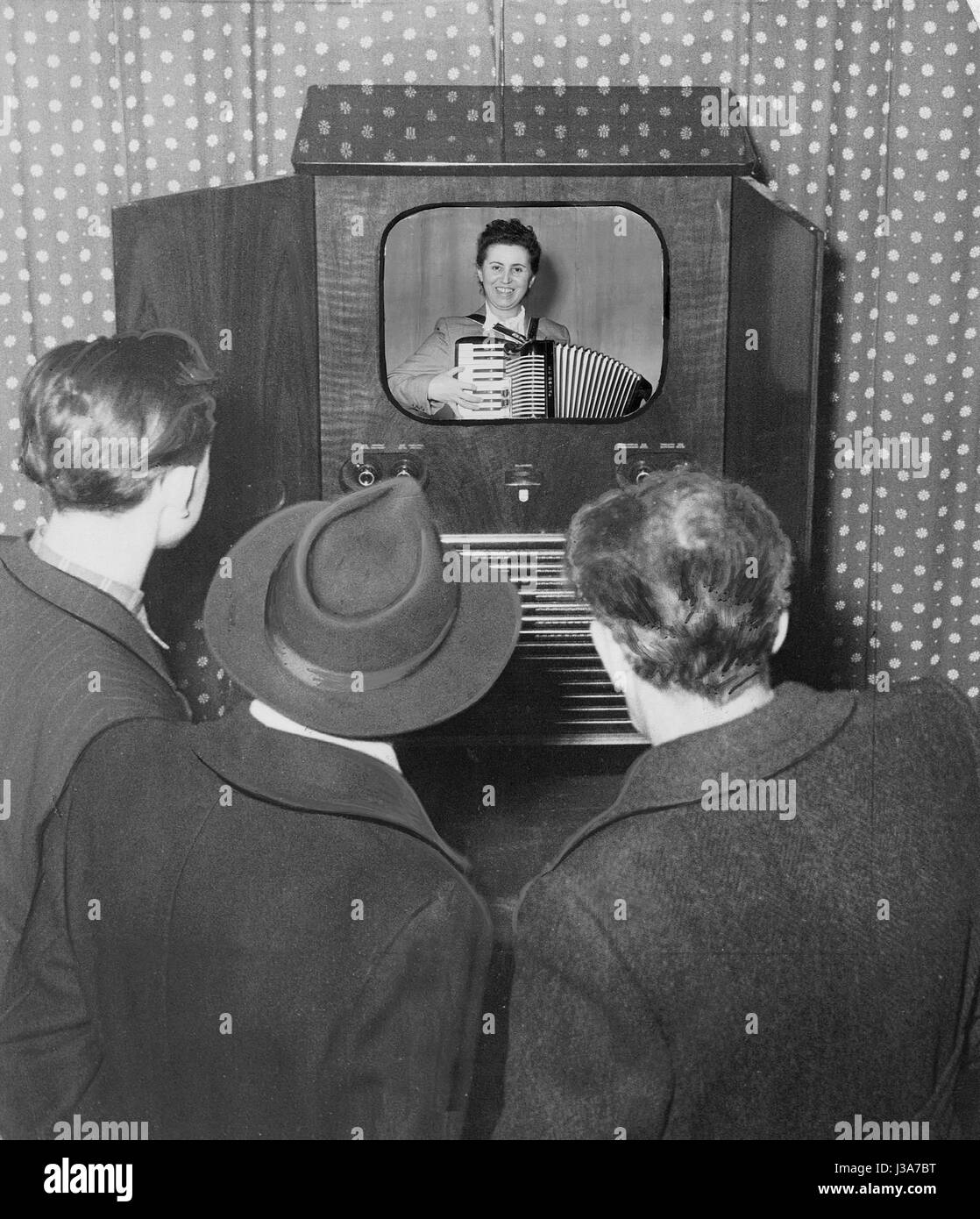 Television viewers hi-res stock photography and images - Alamy