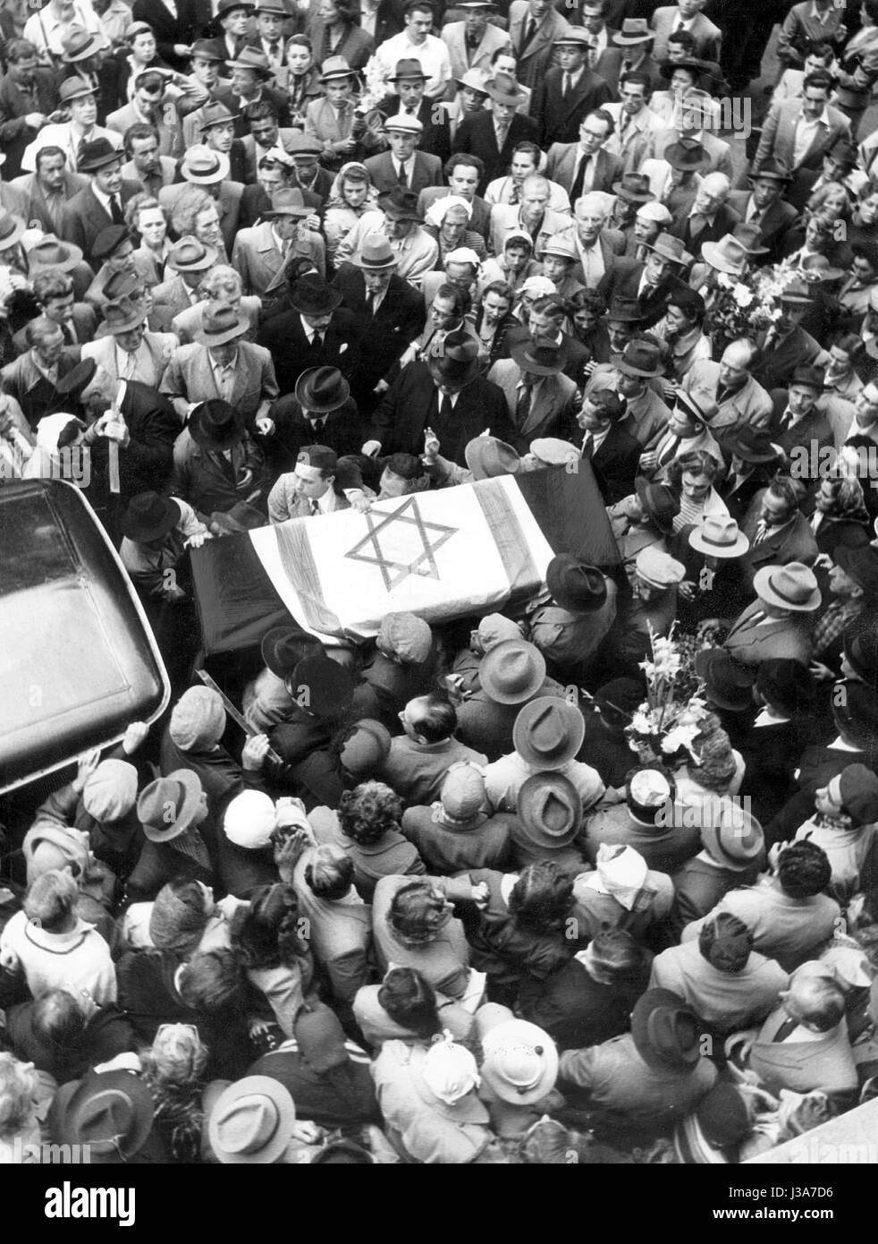 The coffin of Philipp Auerbach is transferred to the cemetery, 1952 Stock Photo - Alamy