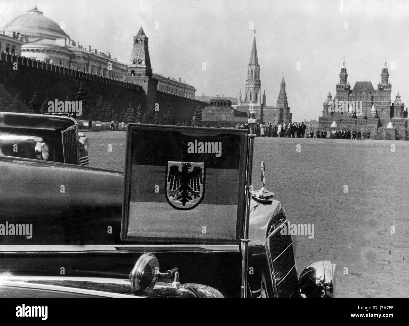 Lenin mausoleum Black and White Stock Photos & Images - Alamy