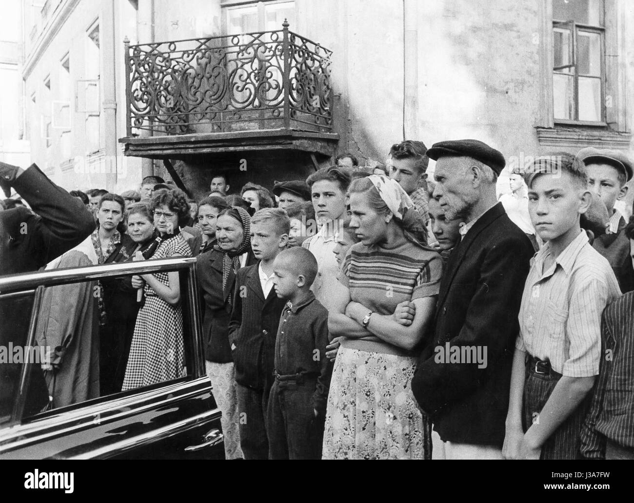 Onlookers in Moscow, 1955 Stock Photo - Alamy