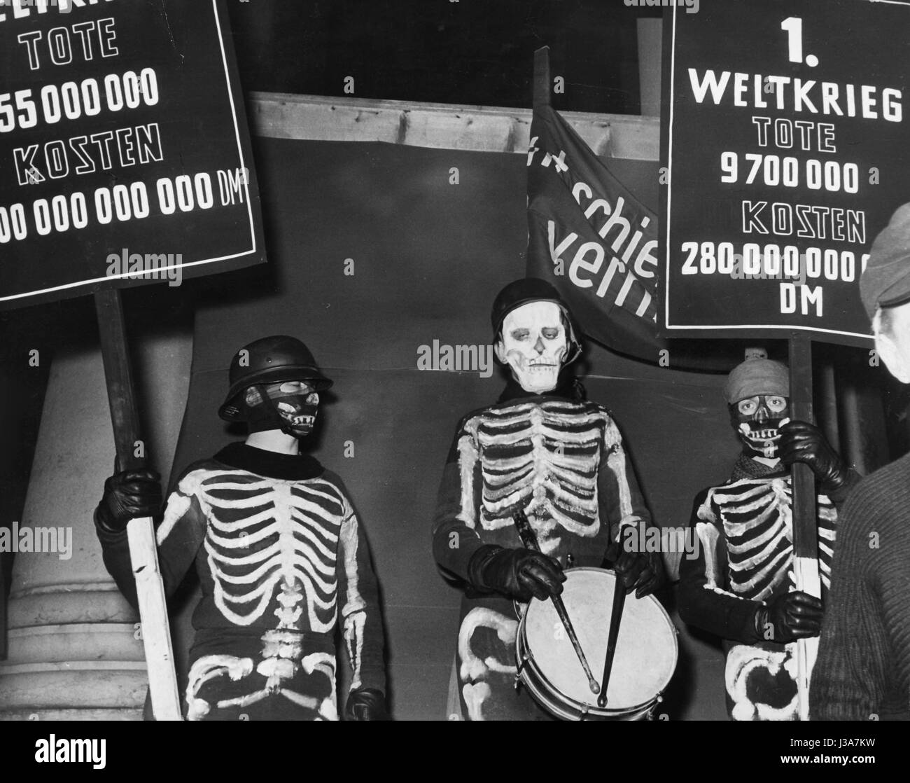 Conscientious objectors, world war i Black and White Stock Photos ...