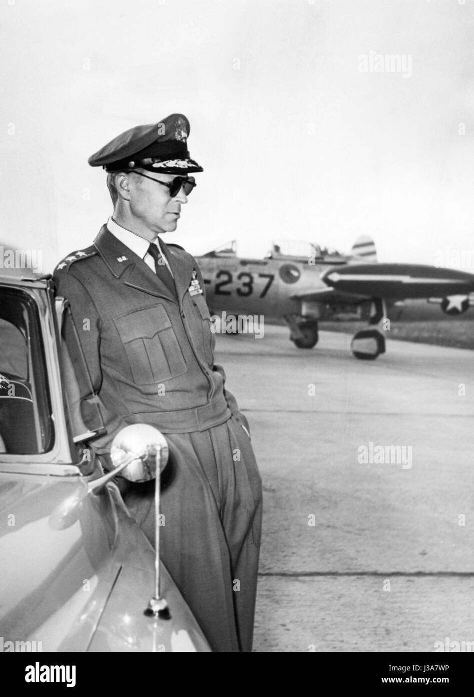 General lauris norstad hi-res stock photography and images - Alamy