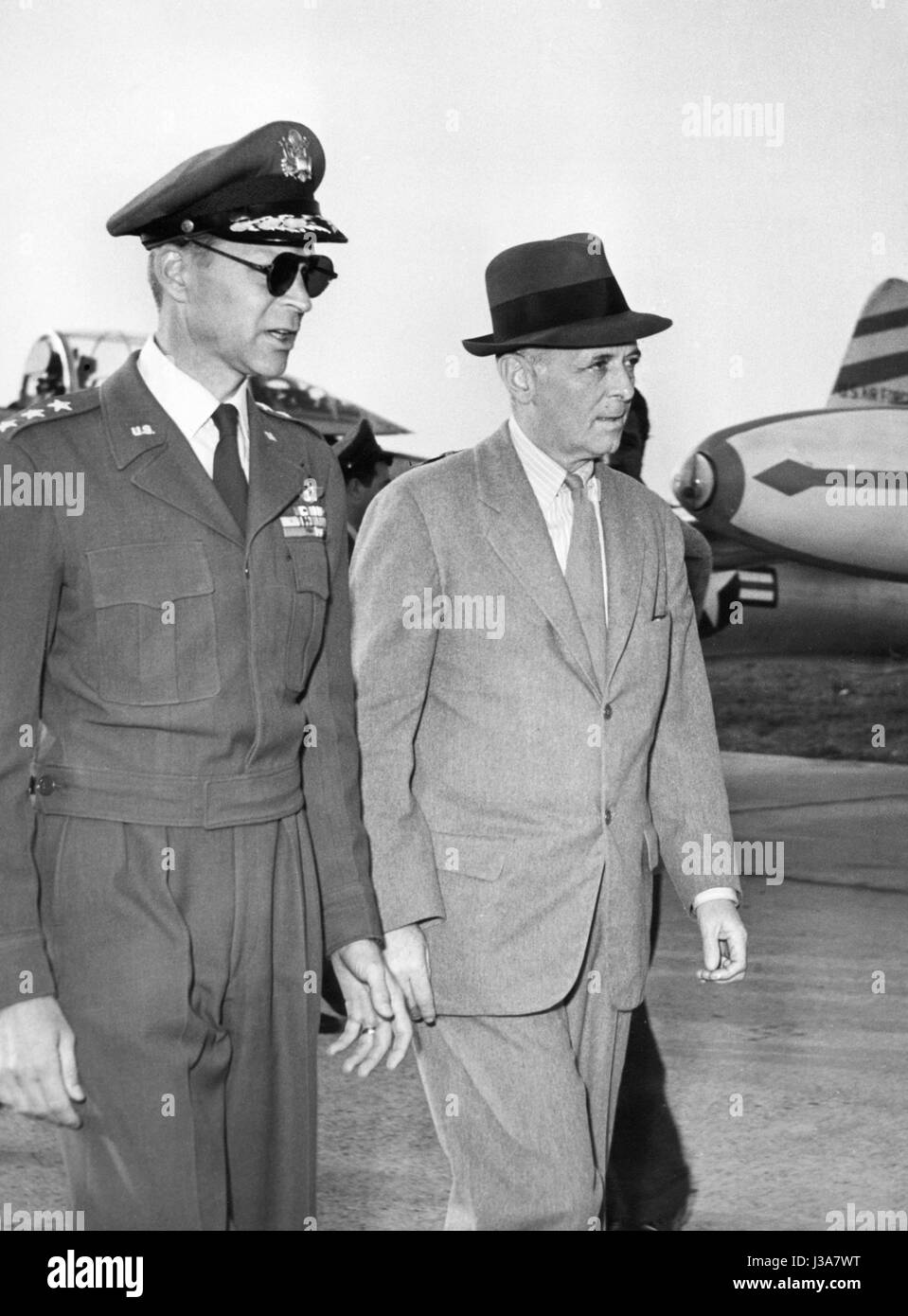 General Lauris Norstad Stock Photos & General Lauris Norstad Stock ...