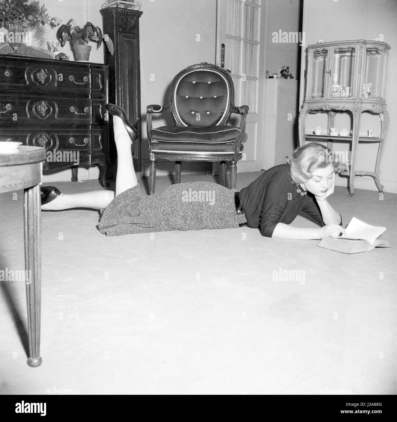 French actress Nicole Courcel at home, c.1953 Stock Photo - Alamy