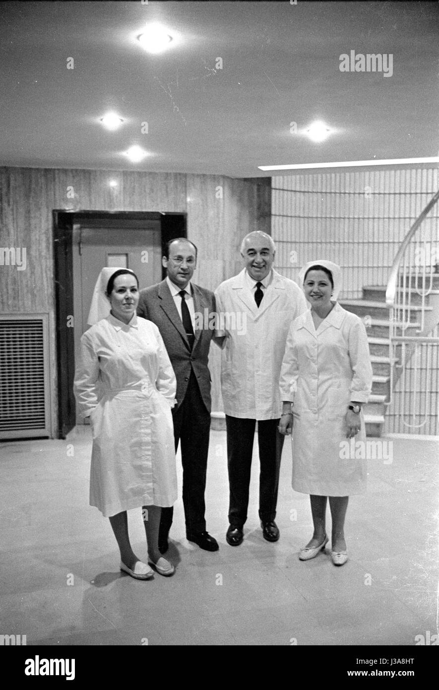 Health workers in doctors Black and White Stock Photos & Images - Alamy