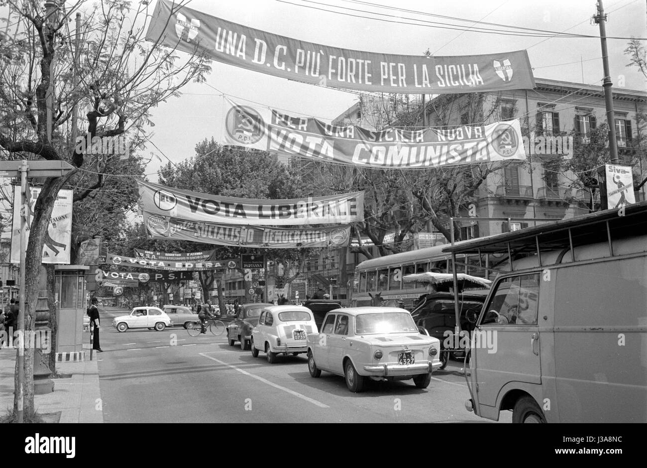 Cars houses in street Black and White Stock Photos & Images - Alamy