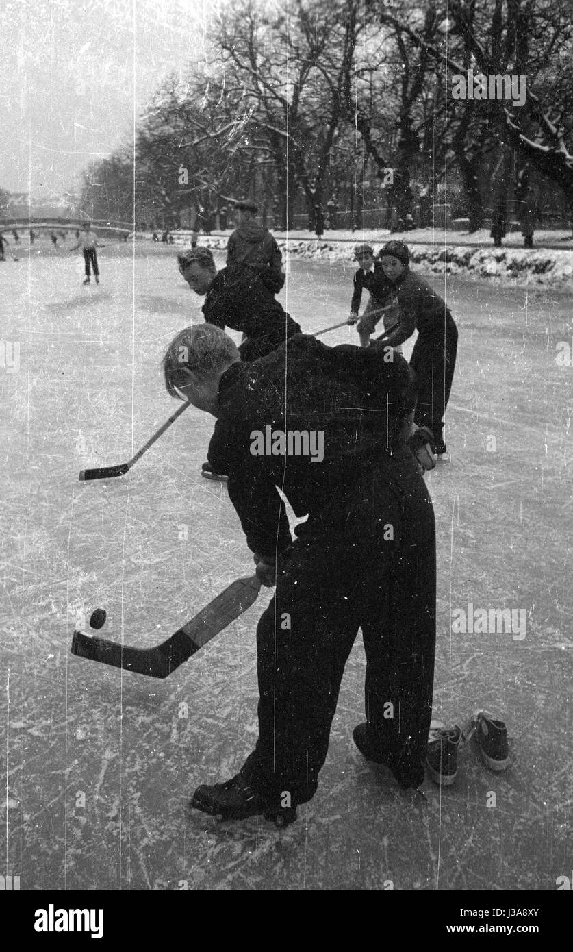 Child ice hockey play Black and White Stock Photos & Images - Alamy