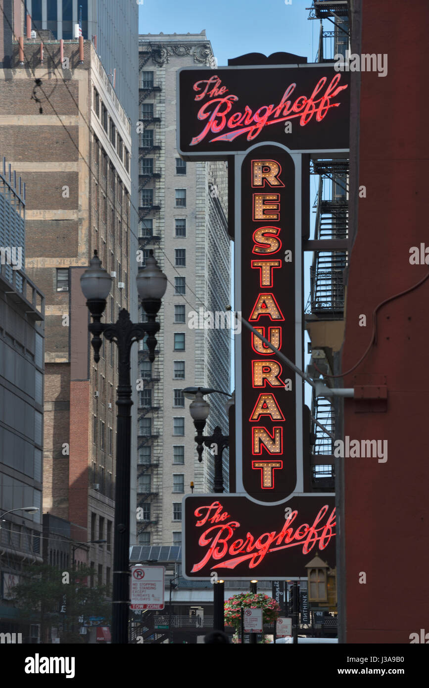 Chicago downtown architecture hi-res stock photography and images - Alamy