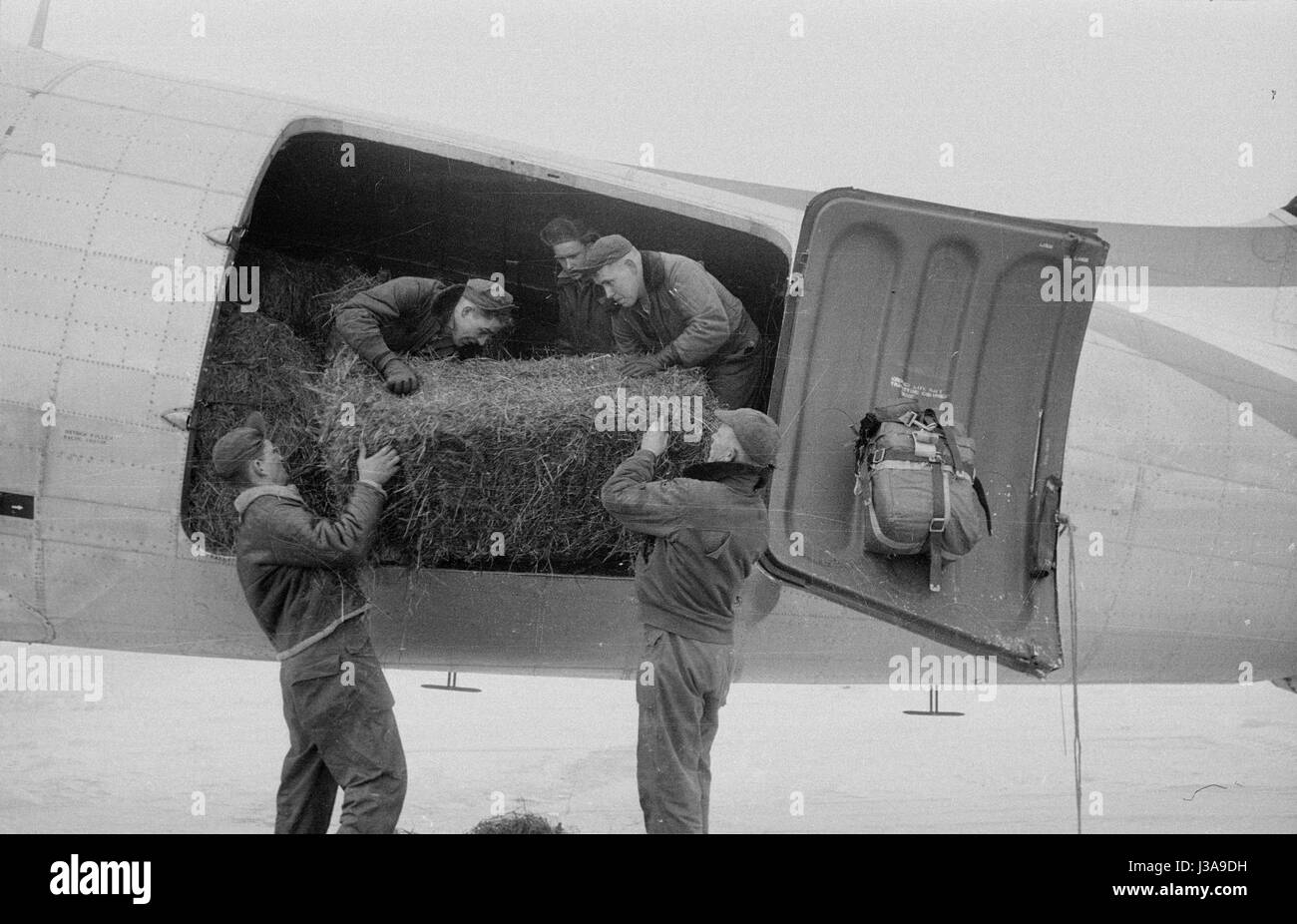 """Hay airlift"" for endangered wild animals in the Bavarian Mountains ...