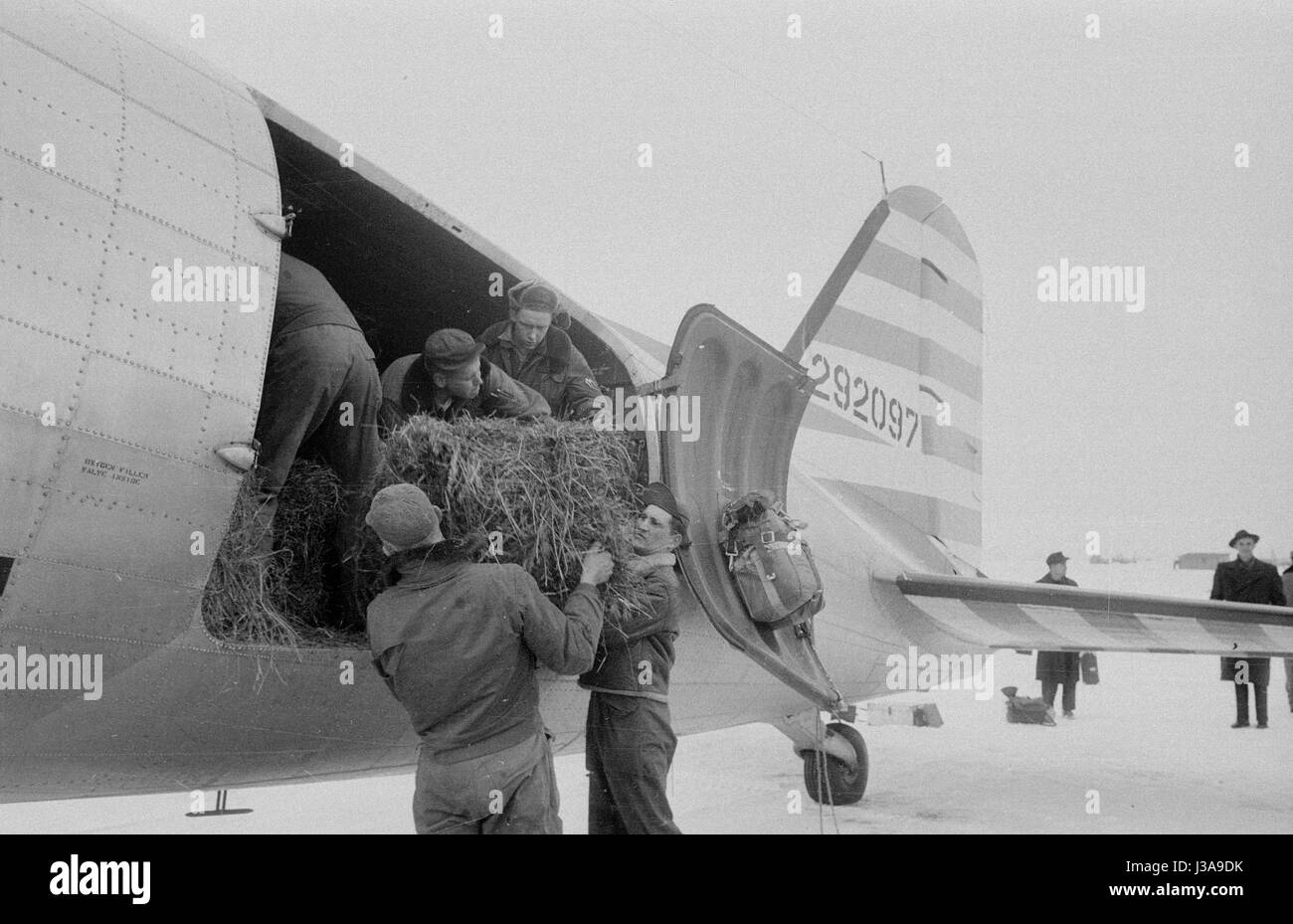 """Hay airlift"" for endangered wild animals in the Bavarian Mountains ...