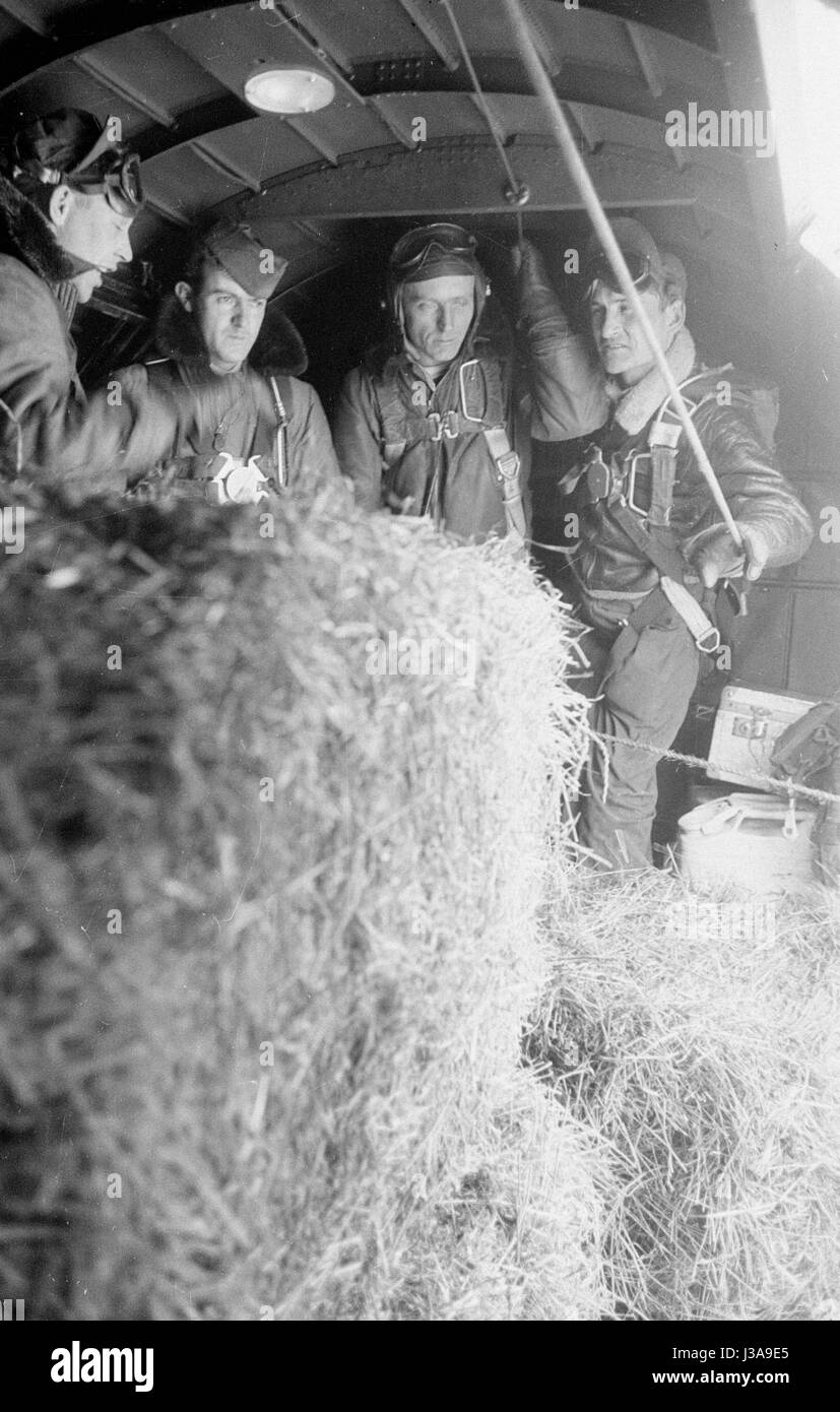 """Hay airlift"" for endangered wild animals in the Bavarian Mountains ...