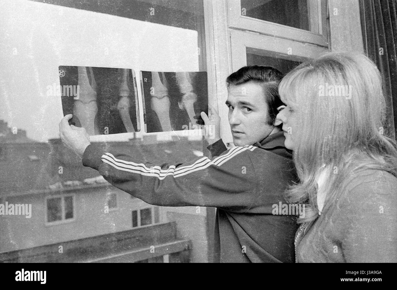 Visit at the football player Gustl Starek at his residence in Munich ...