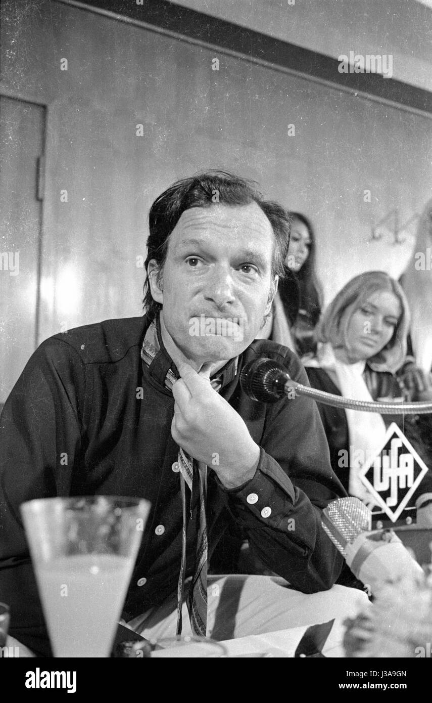 Press conference microphones Black and White Stock Photos & Images - Alamy