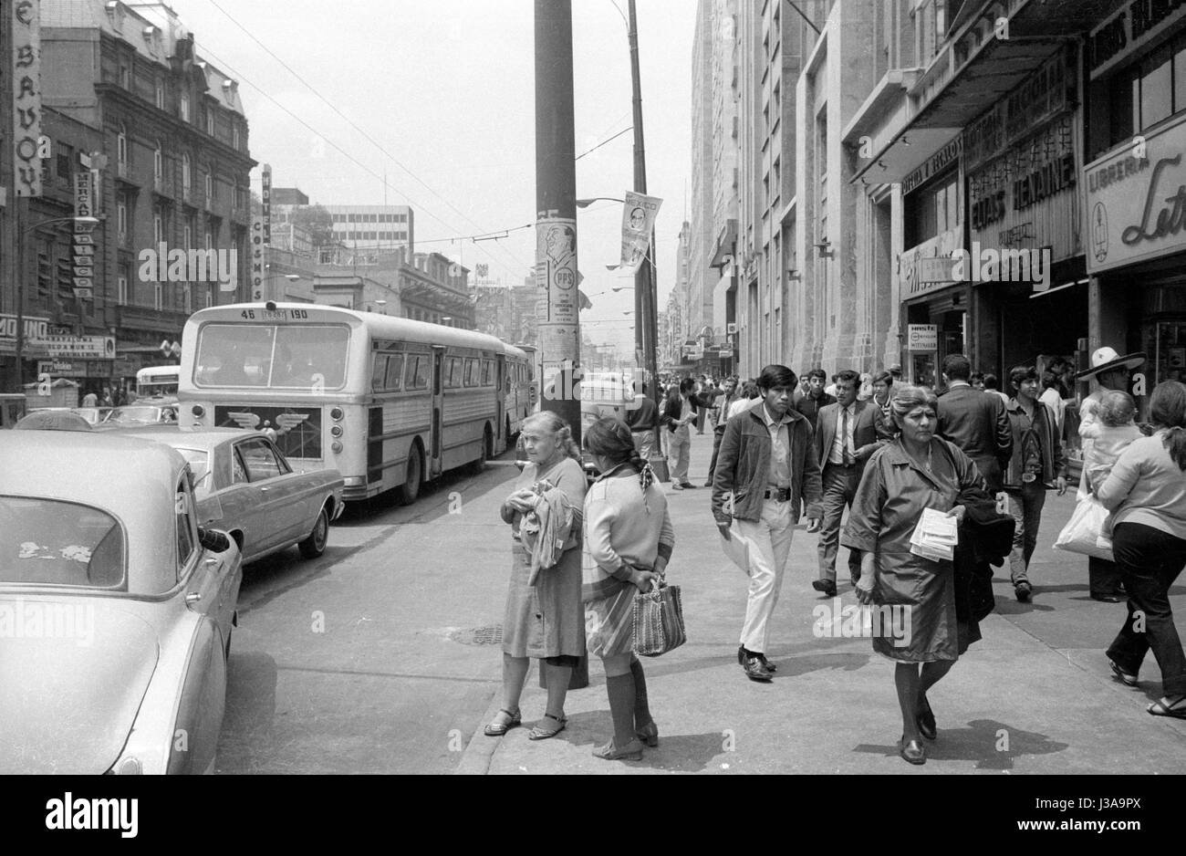 Street scene in Mexico City, 1970 Stock Photo: 139754130 - Alamy