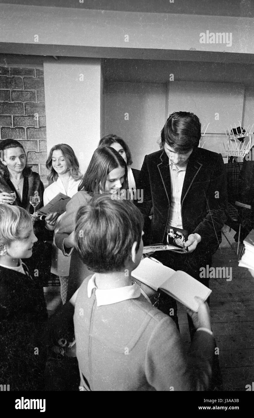 Between friends Black and White Stock Photos & Images - Alamy