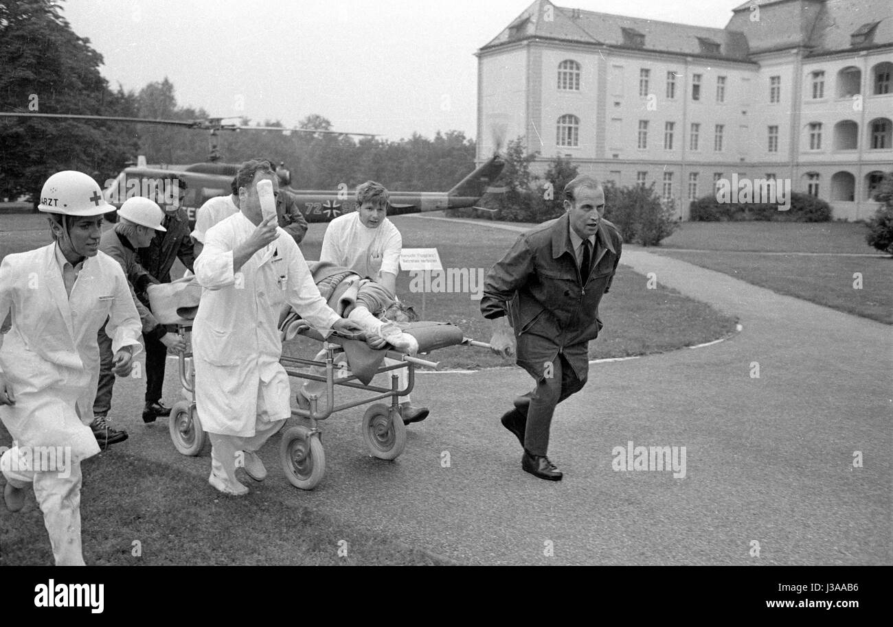 Transport of an accident victim to the Harlaching Clinic, 1970 Stock ...
